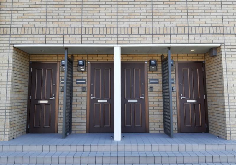 アパートの玄関ドア塗装＊耐久性アップと清潔で安心感のある印象・イメージアップ！ | 奈良のマンション・ビルの大規模修繕や工場塗装は塗装専門店の ...